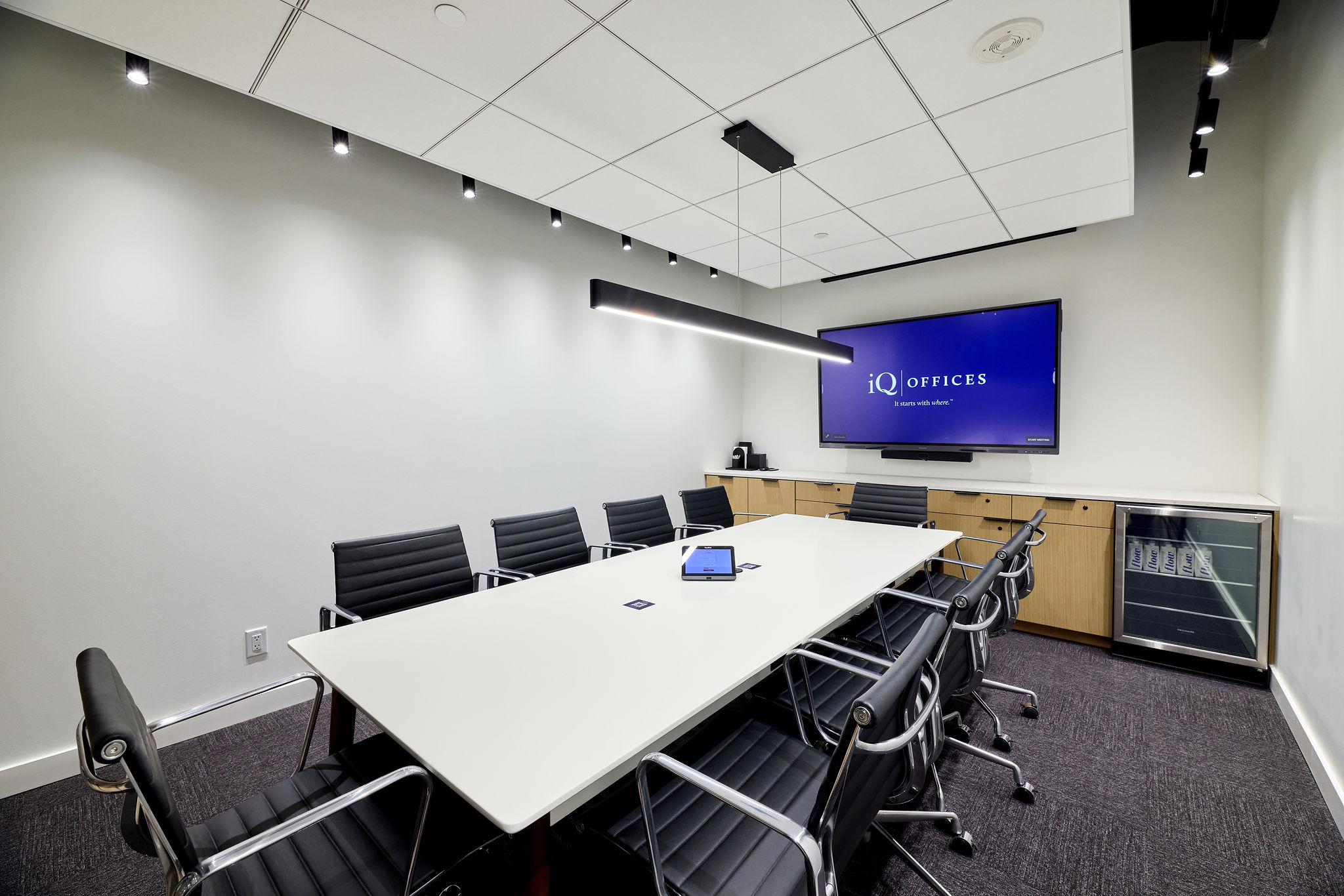 Book Premium Meeting Rooms in Downtown | iQ Offices